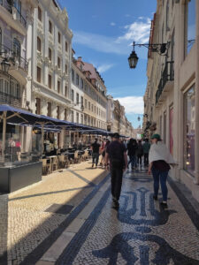 A RELAXED SUNDAY WALK THROUGH LISBON